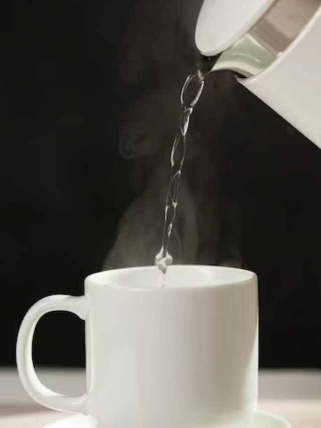 Healthy Living सकाळी गरम पाणी पिण्याचे फायदे