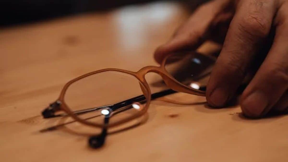 How To Clean Glasses फक्त पाच रुपयांमध्ये स्वच्छ करा चष्मा नव्यासारखी चमकेल चष्म्याची लेन्स