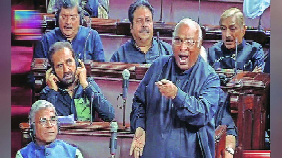 काळे कपडे घालणाऱ्यांचे काळे भविष्य संसदेत भाजपचा विरोधकांवर हल्लाबोल