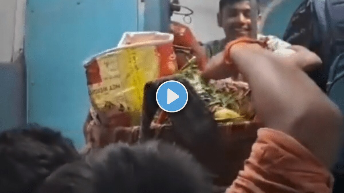 Viral Video Shows Vendor Harassed On Crowded Train Shocking Video Goes Viral | लज्जास्पद कृत्य ...